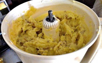 Perfect Country Mashed Potatoes and Gravy Recipe